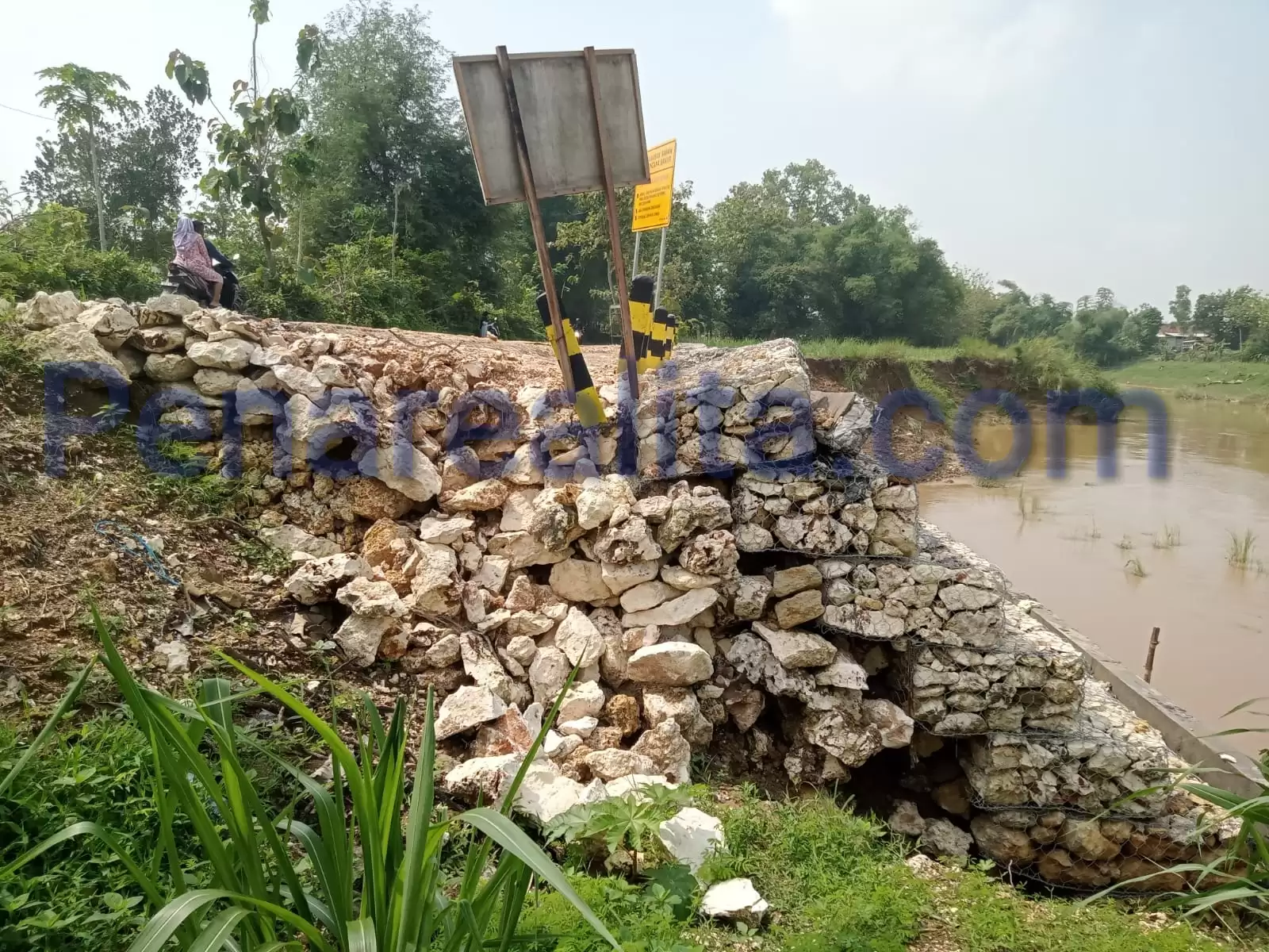 Nampak Baru Saja Dibangun, Bronjong Pengaman Jalan Di Parengan, Tuban ...